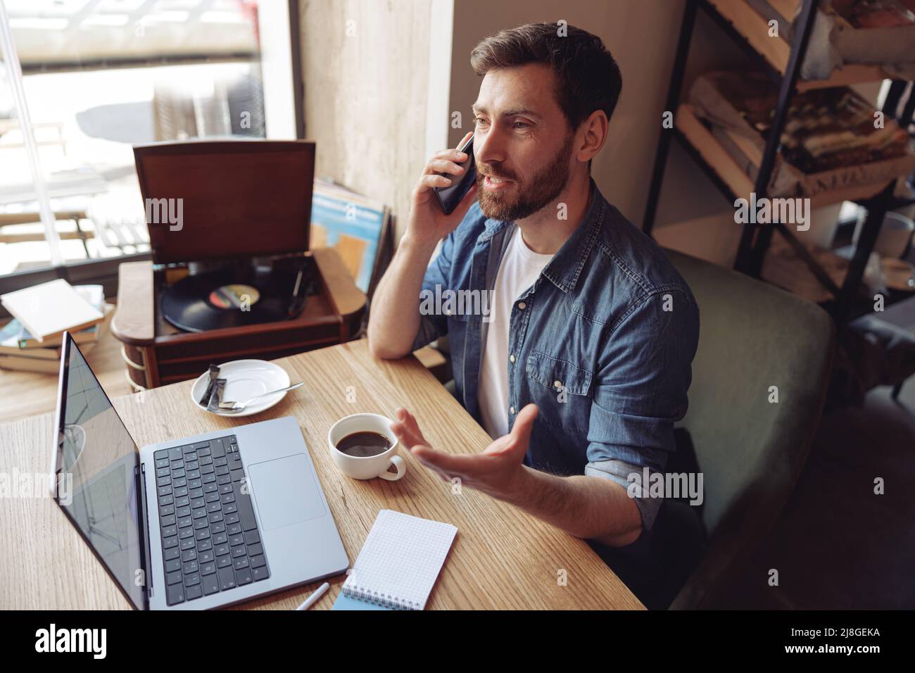 Cafe man talk hi-res stock photography and images - Alamy