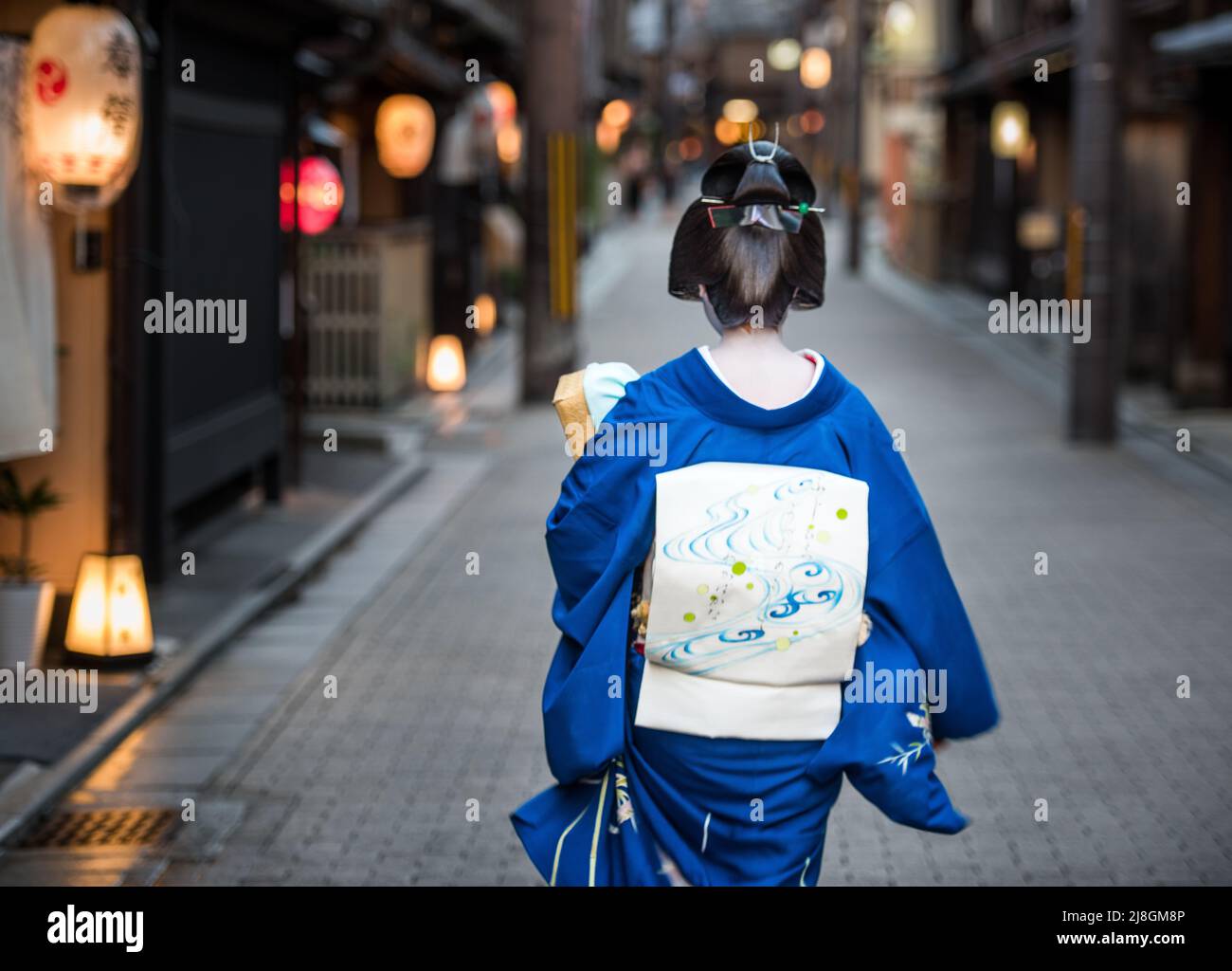 Geisha japan and back view hi-res stock photography and images - Alamy