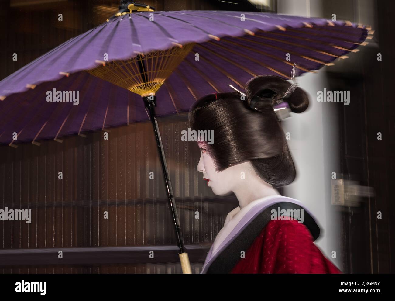 Geisha profile walking hi-res stock photography and images - Alamy