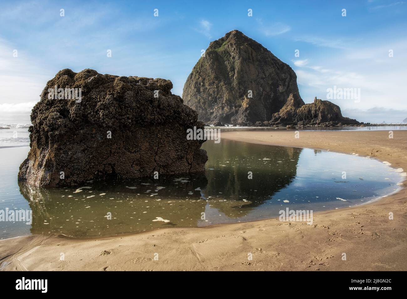 Haystack rock tide pool hi-res stock photography and images - Alamy