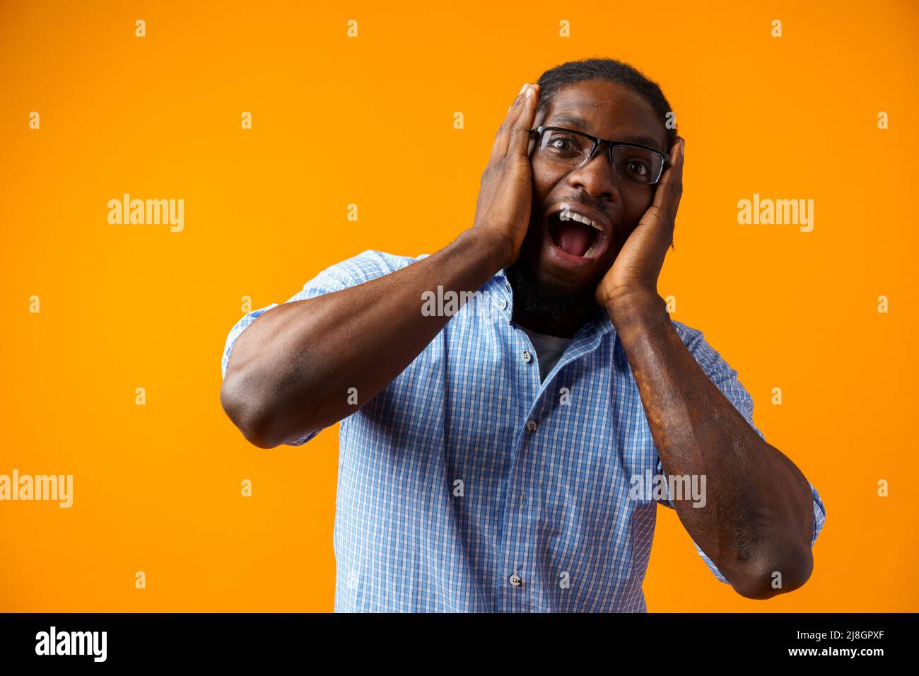 Man against wall scared hi-res stock photography and images - Alamy