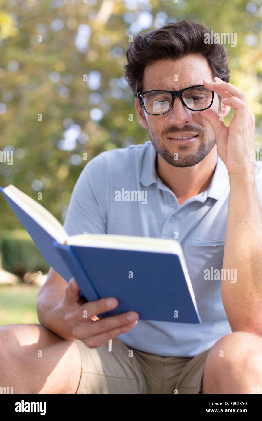 Man siting in the park hi-res stock photography and images - Alamy