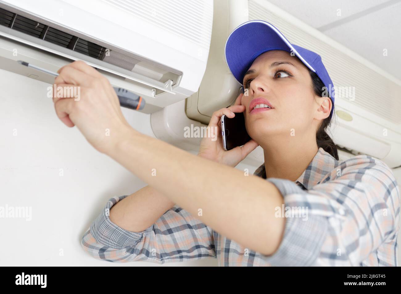 Engineer repairing air conditioning hi-res stock photography and images ...