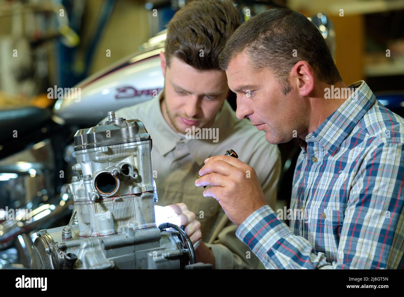engineers working on engine in hangar Stock Photo - Alamy