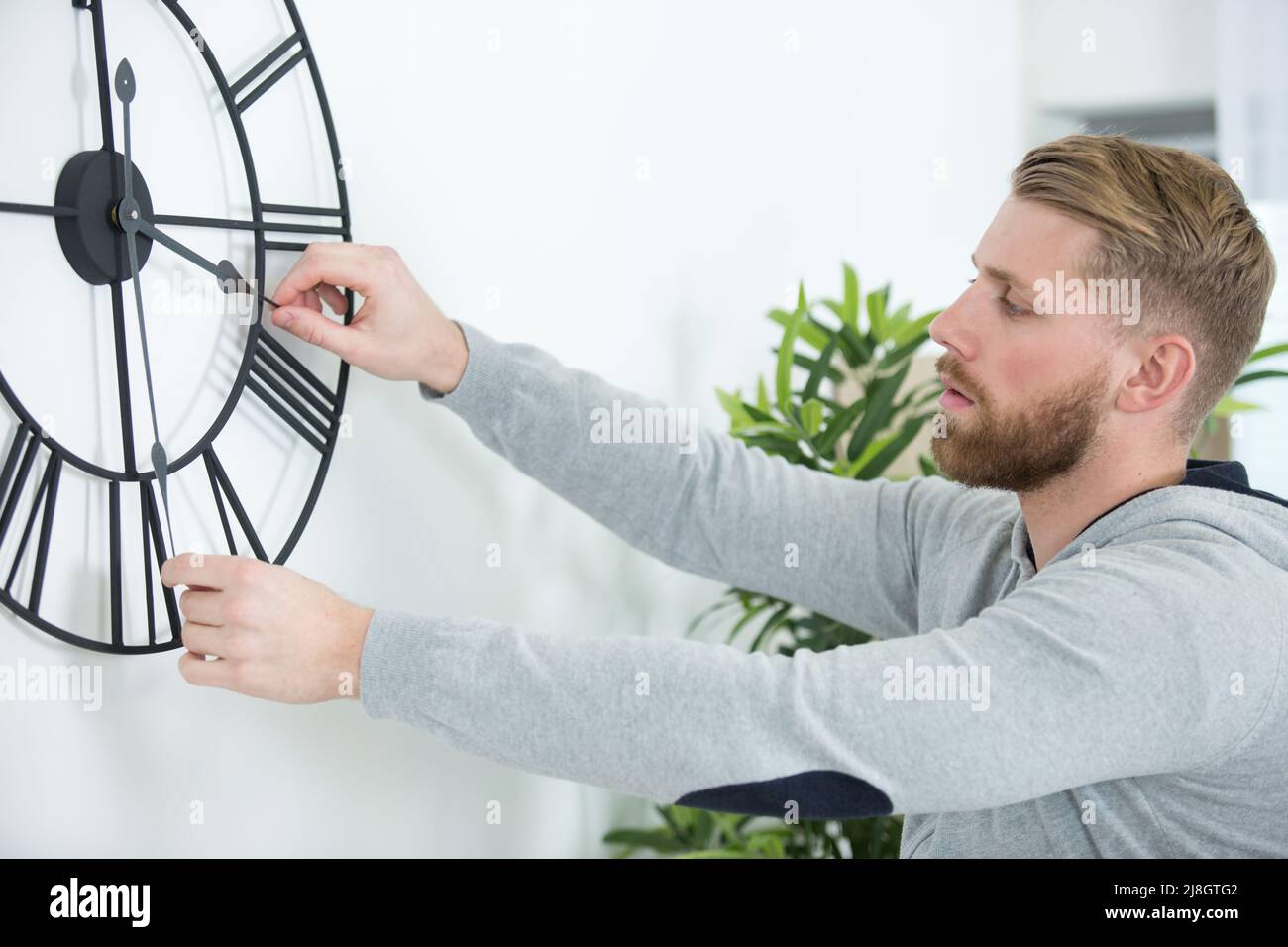 Large mechanical clock hi-res stock photography and images - Alamy
