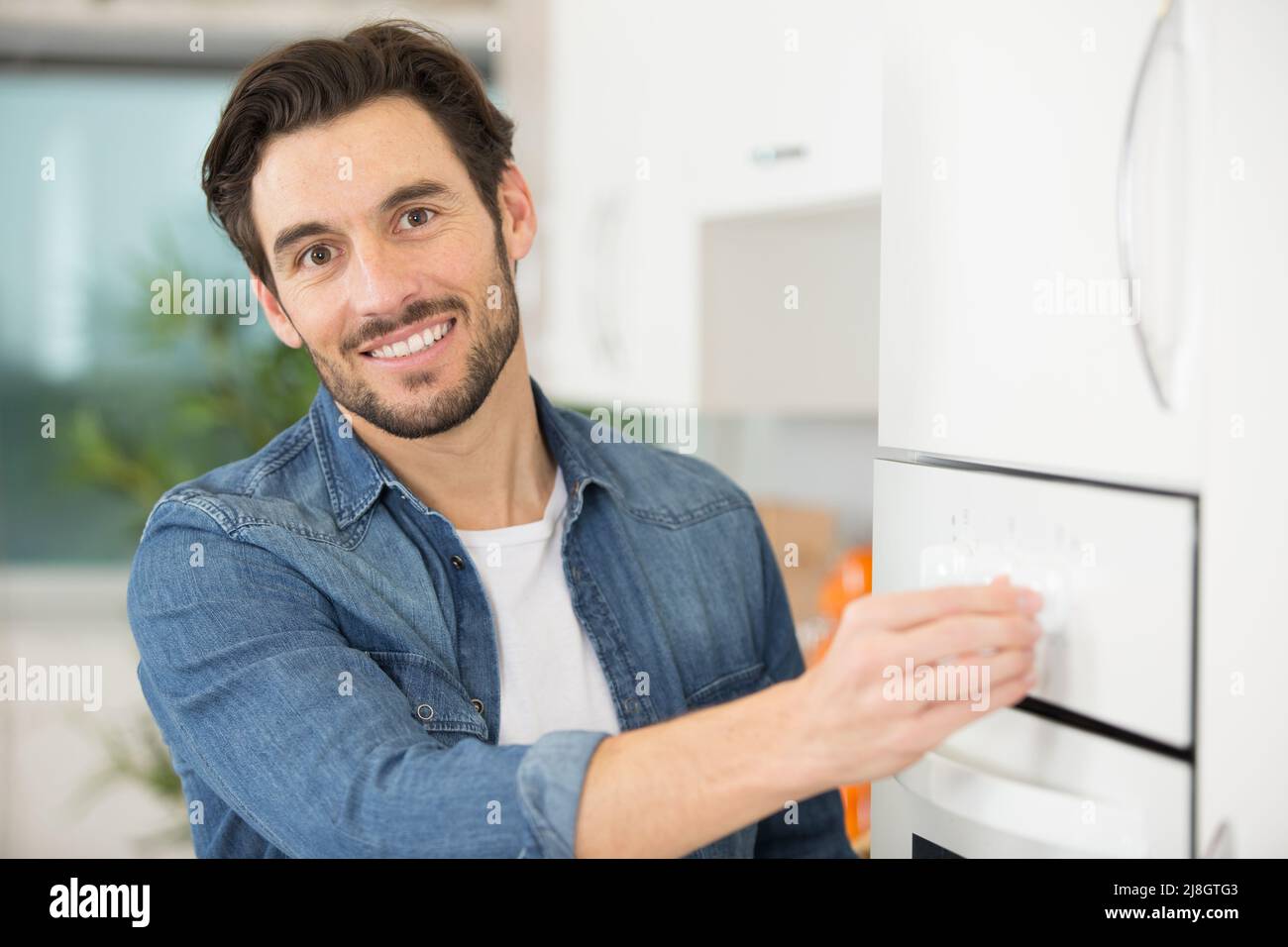 Closing oven hi-res stock photography and images - Alamy