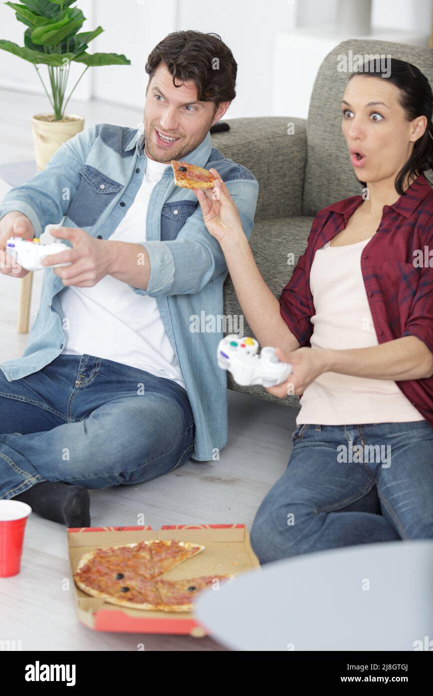 Family eating tv pizza hi-res stock photography and images - Alamy