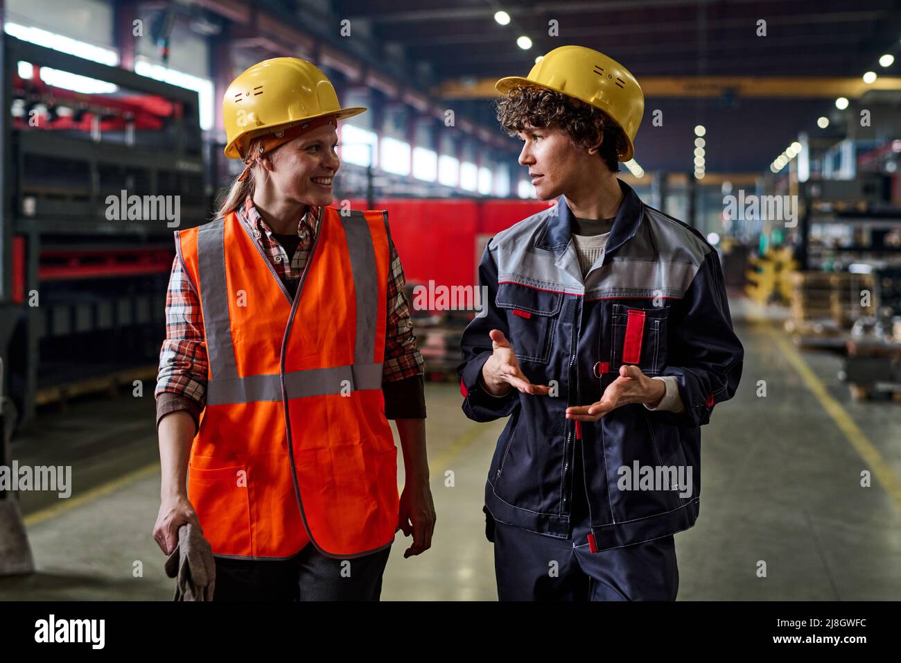 Warehouse workers consult hi-res stock photography and images - Alamy