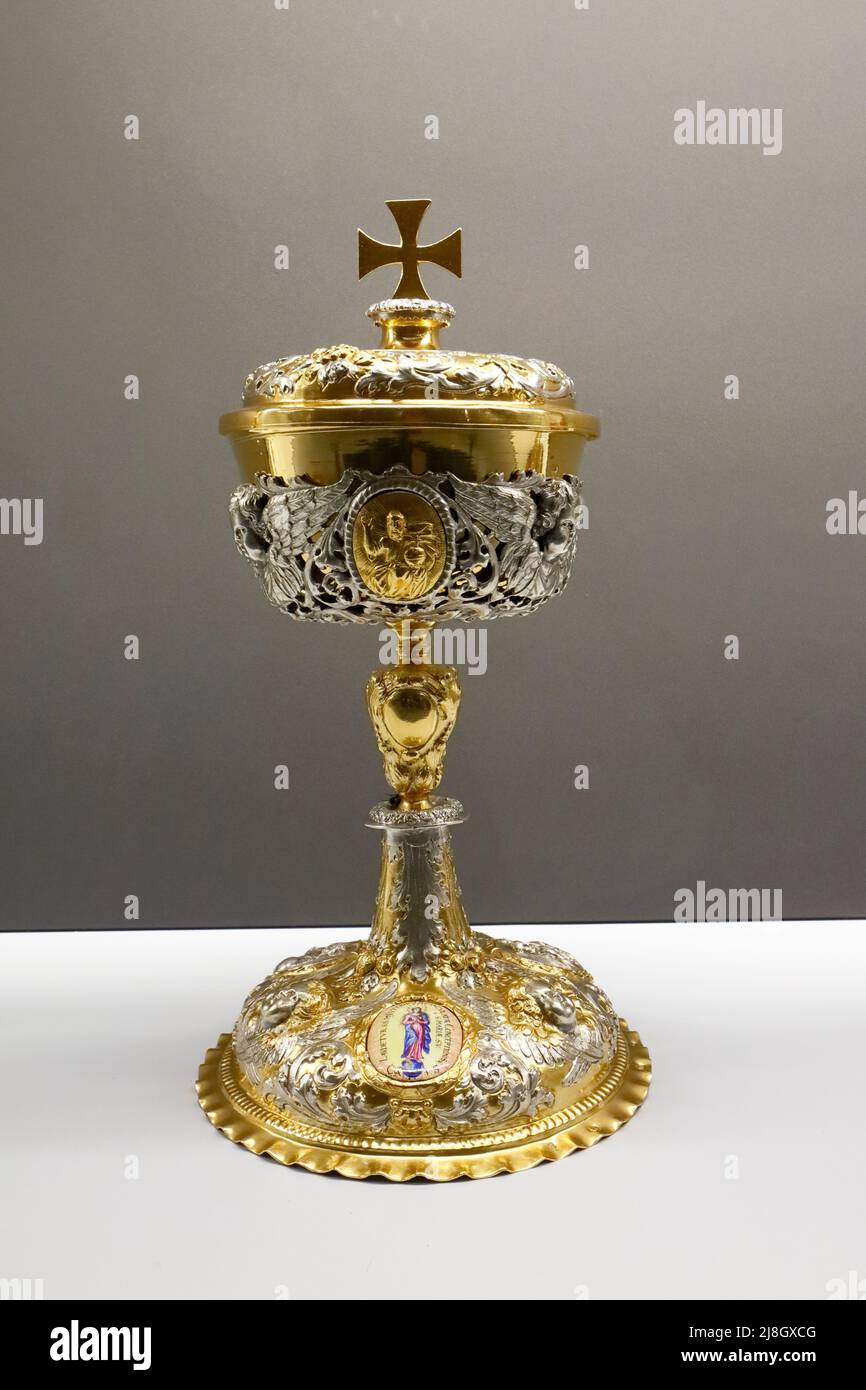 Chalice liturgical hi-res stock photography and images - Alamy
