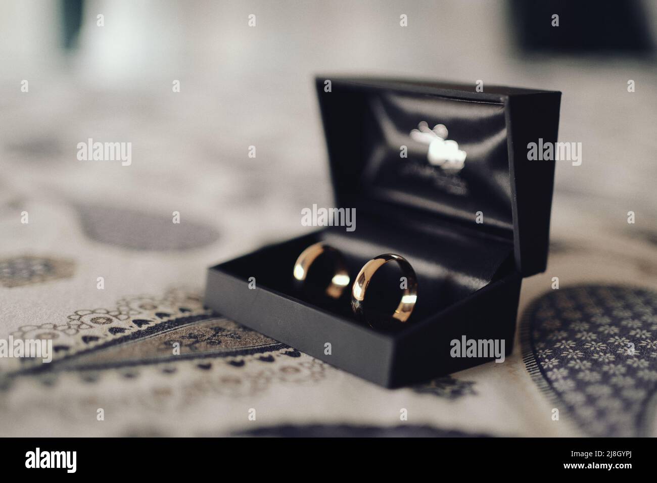 open wedding ring box with golden rings inside Stock Photo - Alamy