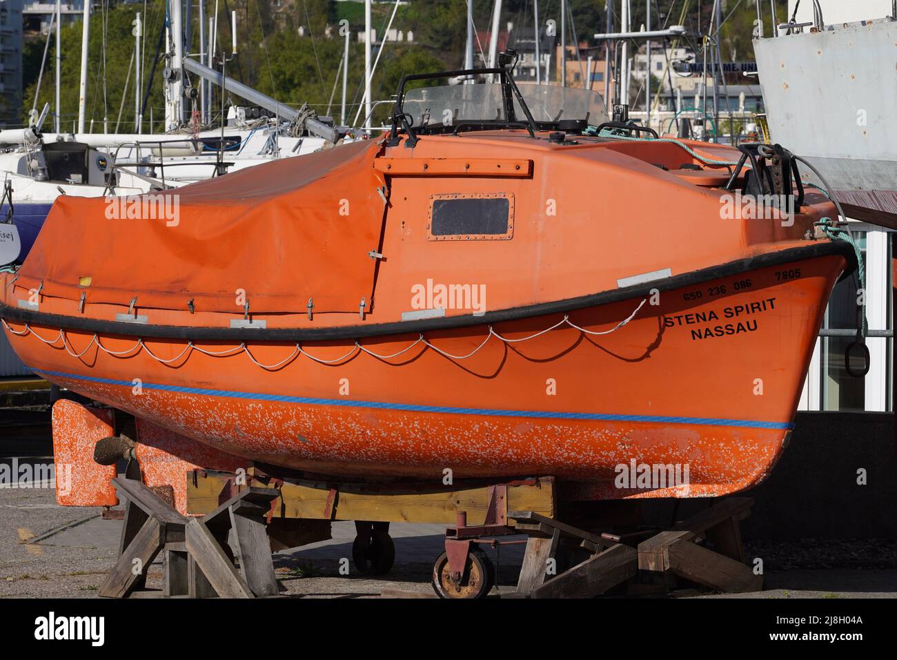 Emergency response and rescue vessel hi-res stock photography and ...