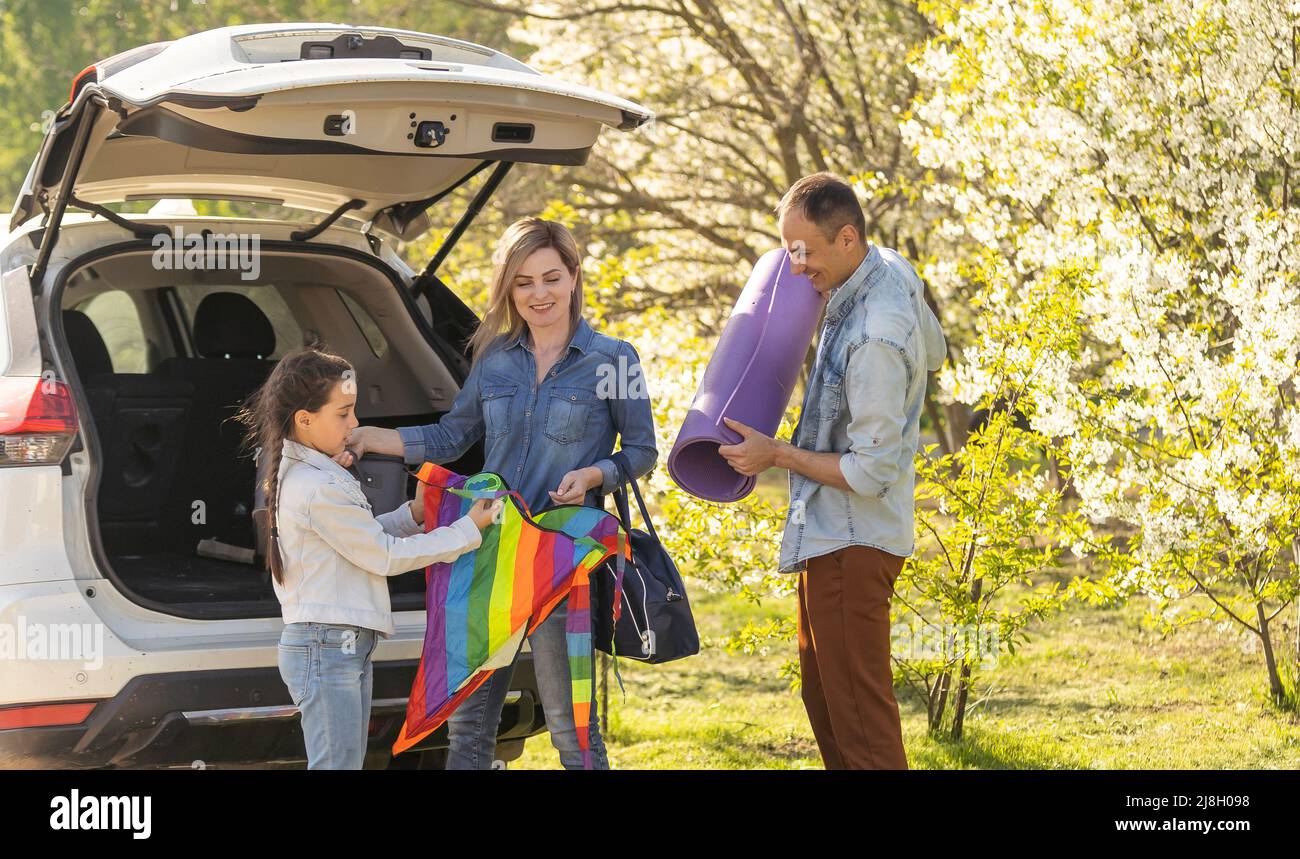 Happy family ready to go for a ride on their car Stock Photo - Alamy
