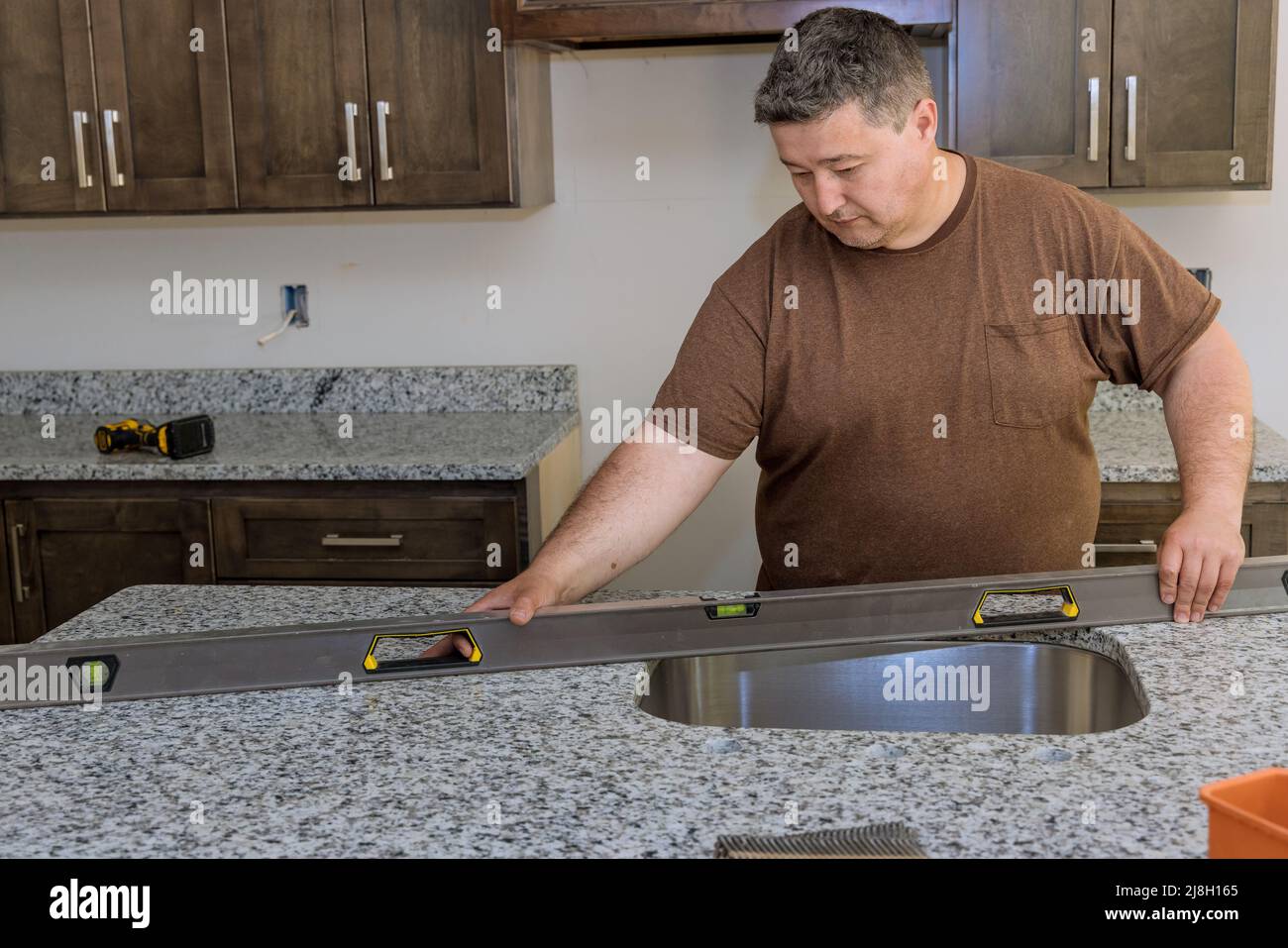 Checks level on adjusting the correct installation of countertop ...