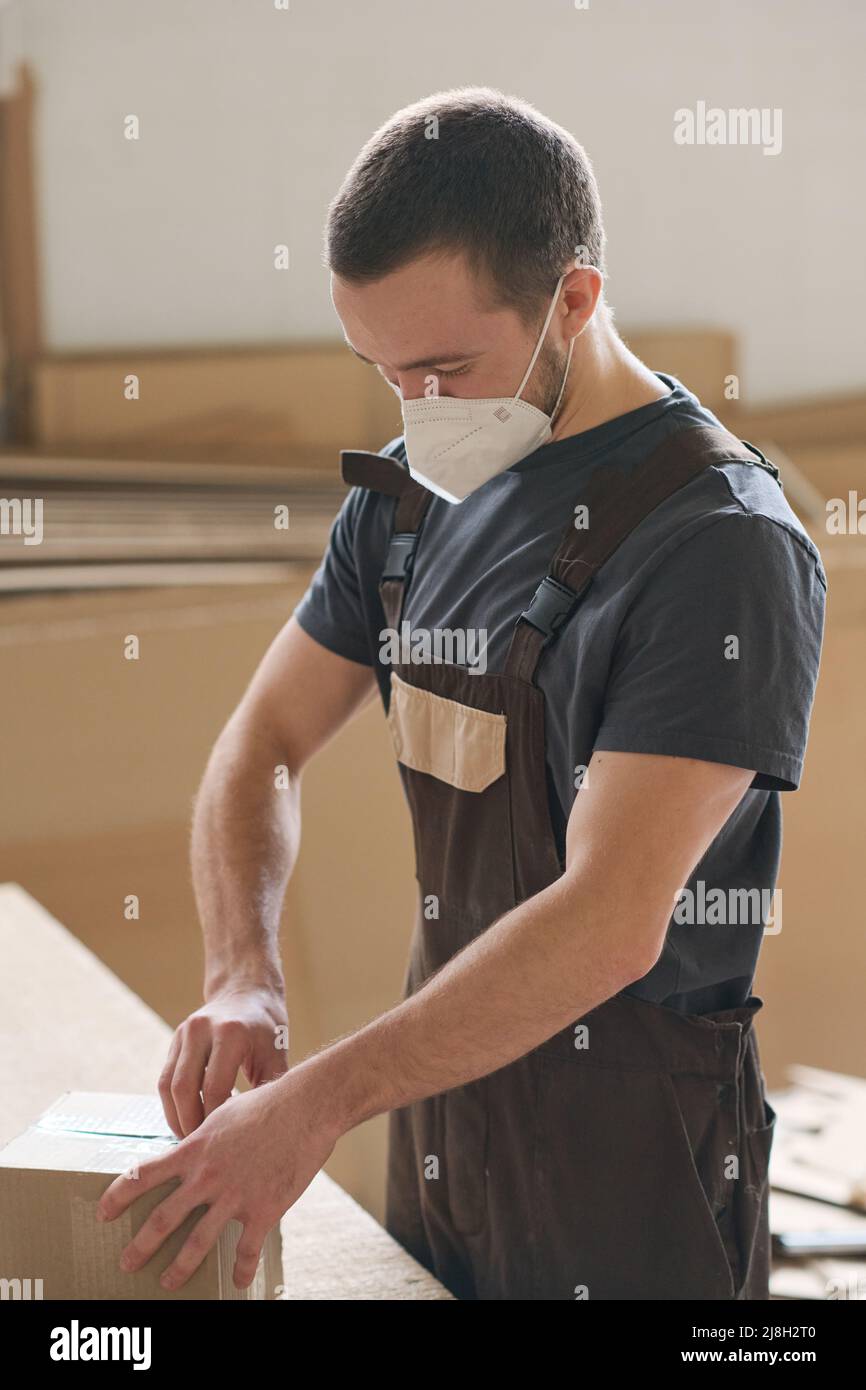 Warehouse worker with parcel box hi-res stock photography and images ...