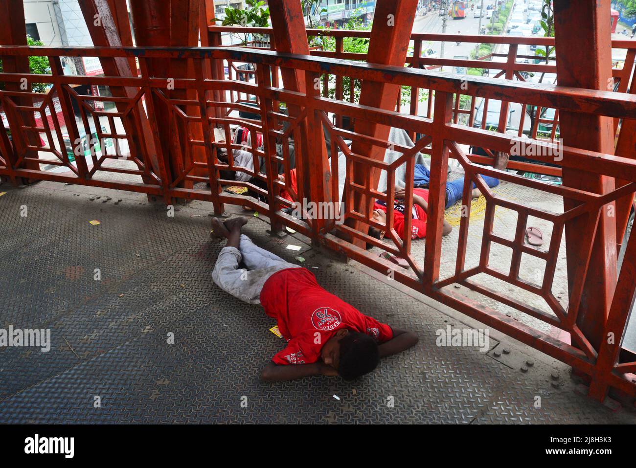 A group of homeless children sleeps on the foot over-bridge in Dhaka ...