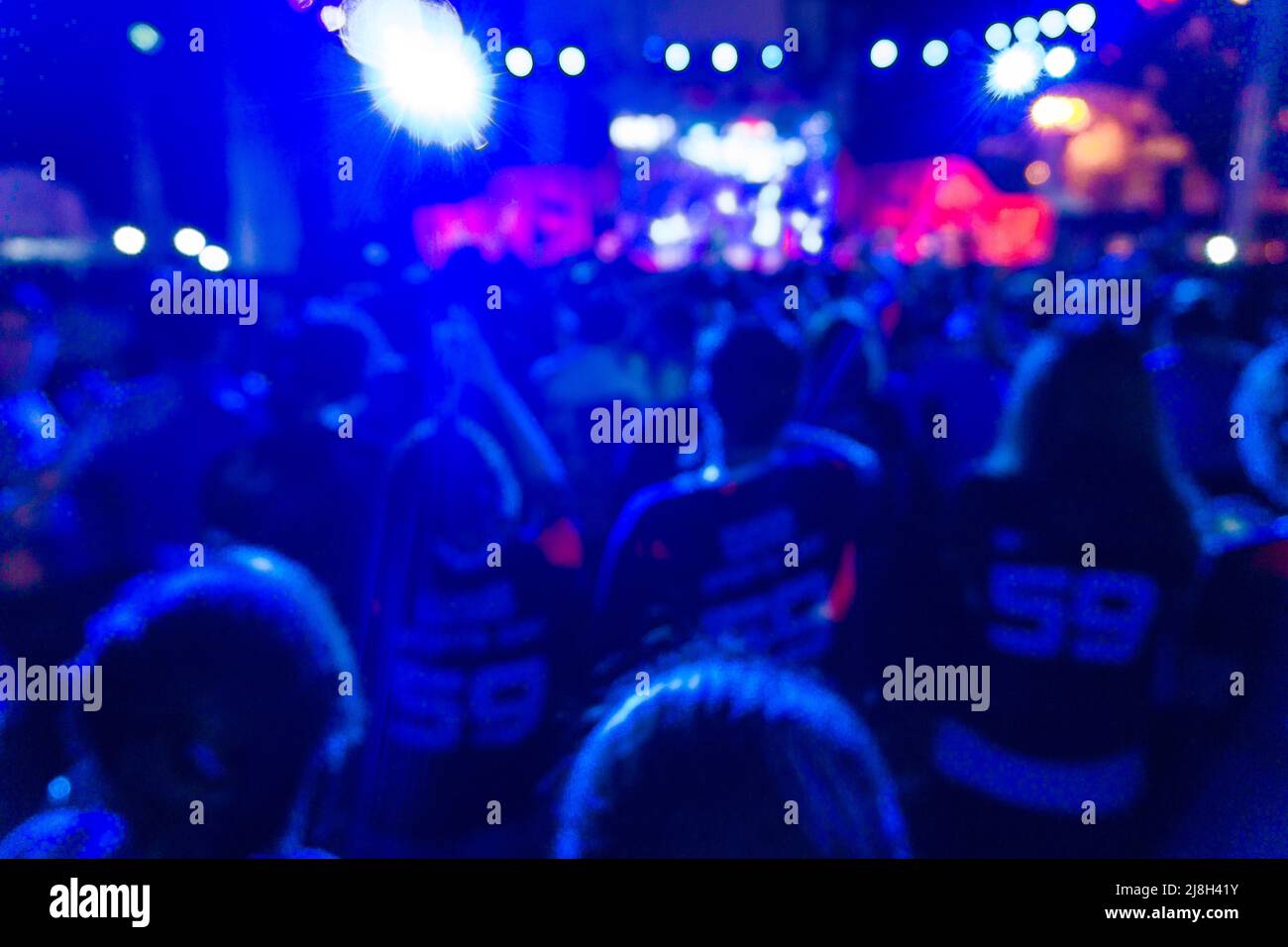 Blurry crowd cheering hi-res stock photography and images - Alamy