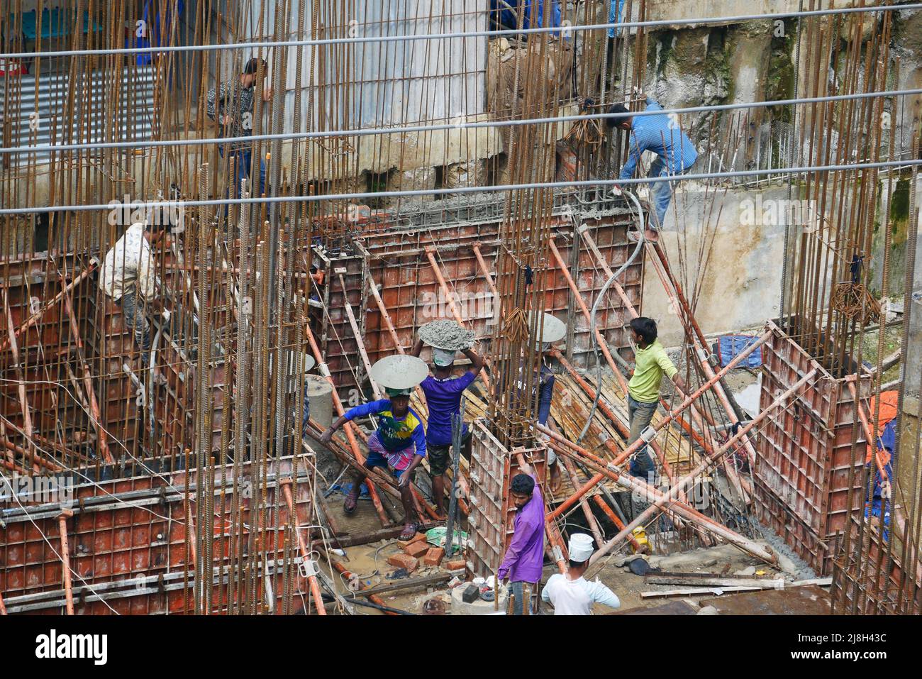 dhaka bangladesh 23th march 2022. labor working in a construction site Stock Photo - Alamy
