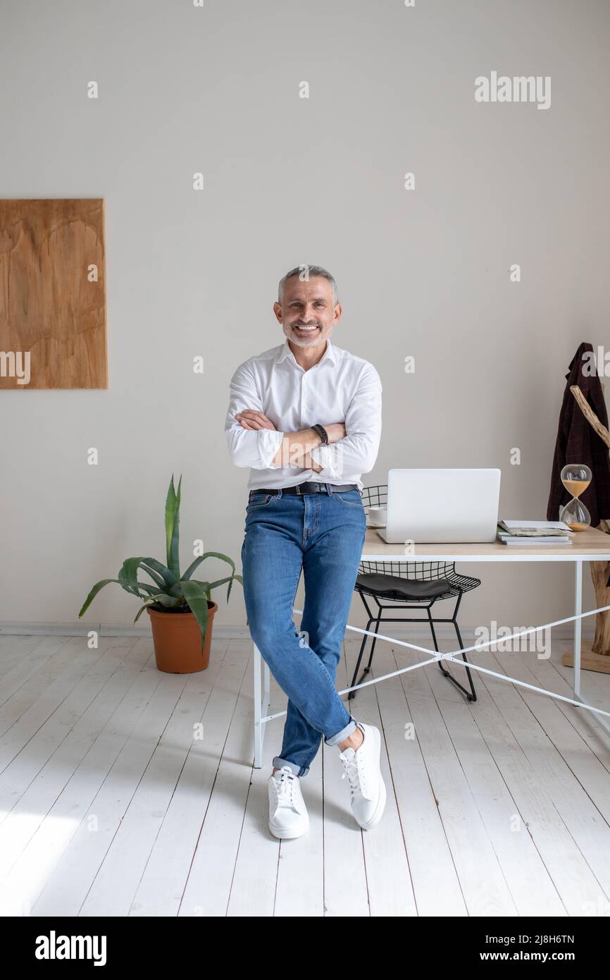 Man standing table smiling hi-res stock photography and images - Alamy