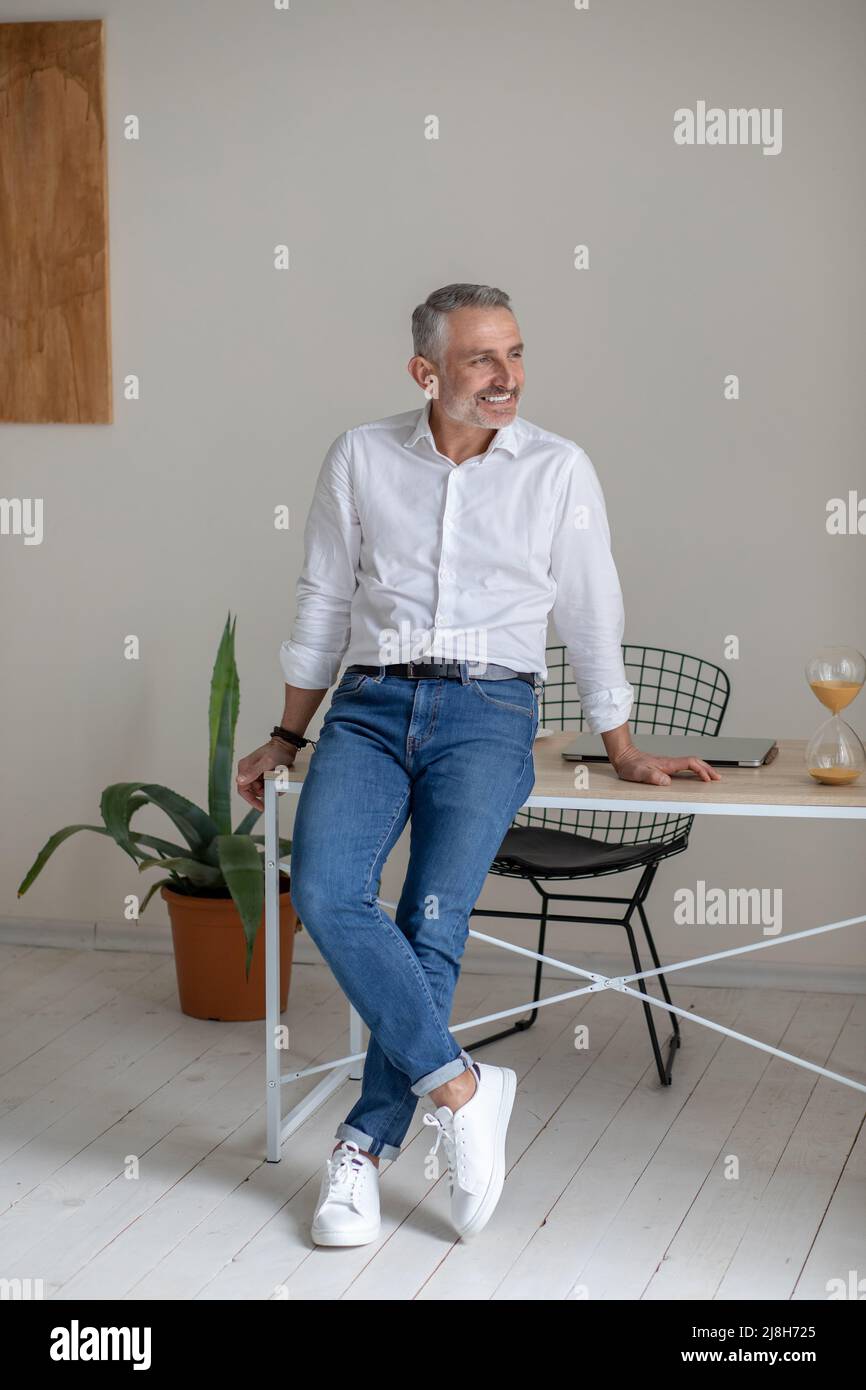 Standing man leaning on table hi-res stock photography and images - Alamy