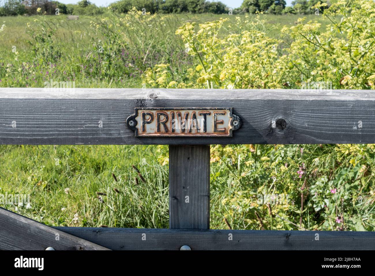 Old wooden farm gate with private sign Stock Photo - Alamy