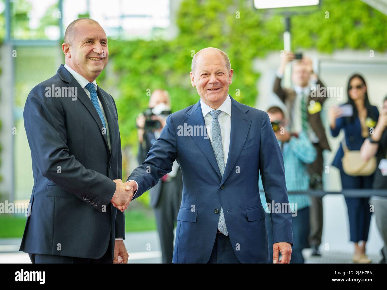 Berlin, Germany. 16th May, 2022. German Chancellor Olaf Scholz (r, SPD ...