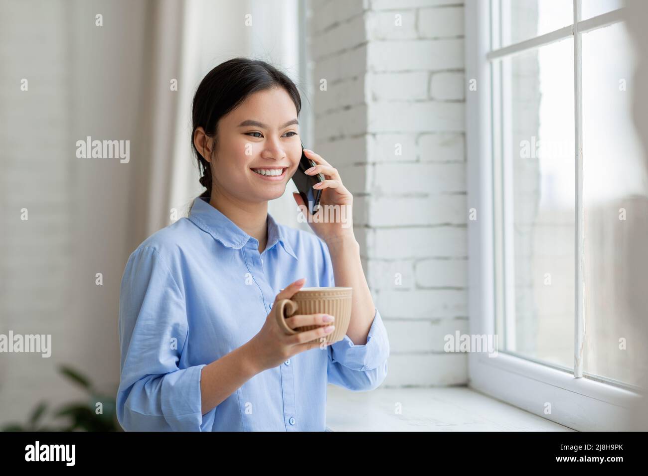Successful japanese talking on phone hi-res stock photography and ...