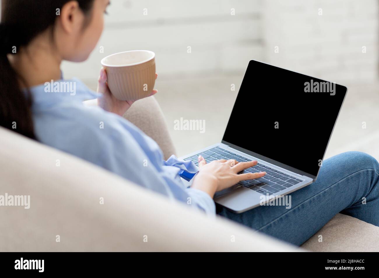 Over shoulder shot hi-res stock photography and images - Alamy
