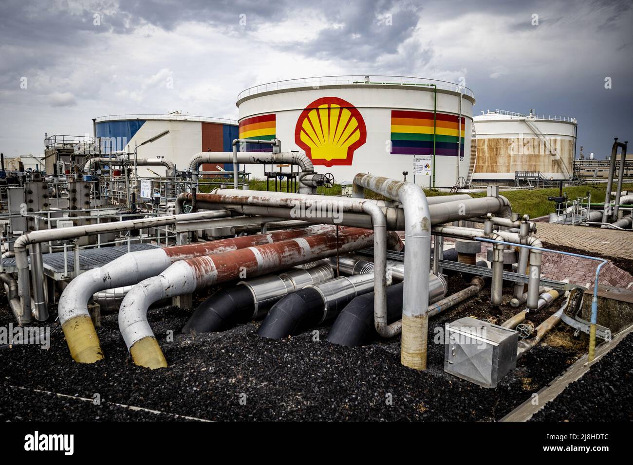 2022-05-16 11:00:44 PERNIS - Storage tanks containing gas oil at Shell ...