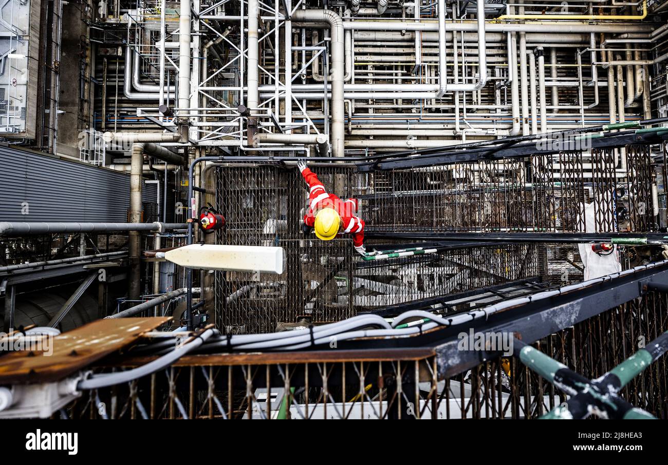 2022-05-16 09:47:08 PERNIS - Maintenance work in the Hycon factory at ...