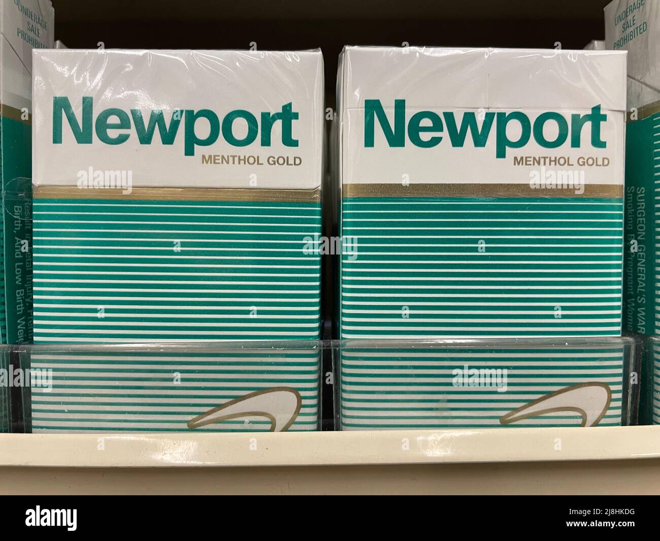 Marlboro gold hi-res stock photography and images - Alamy