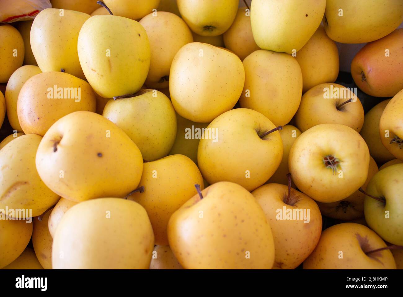 Shiny yellow delicious apple hi-res stock photography and images - Alamy