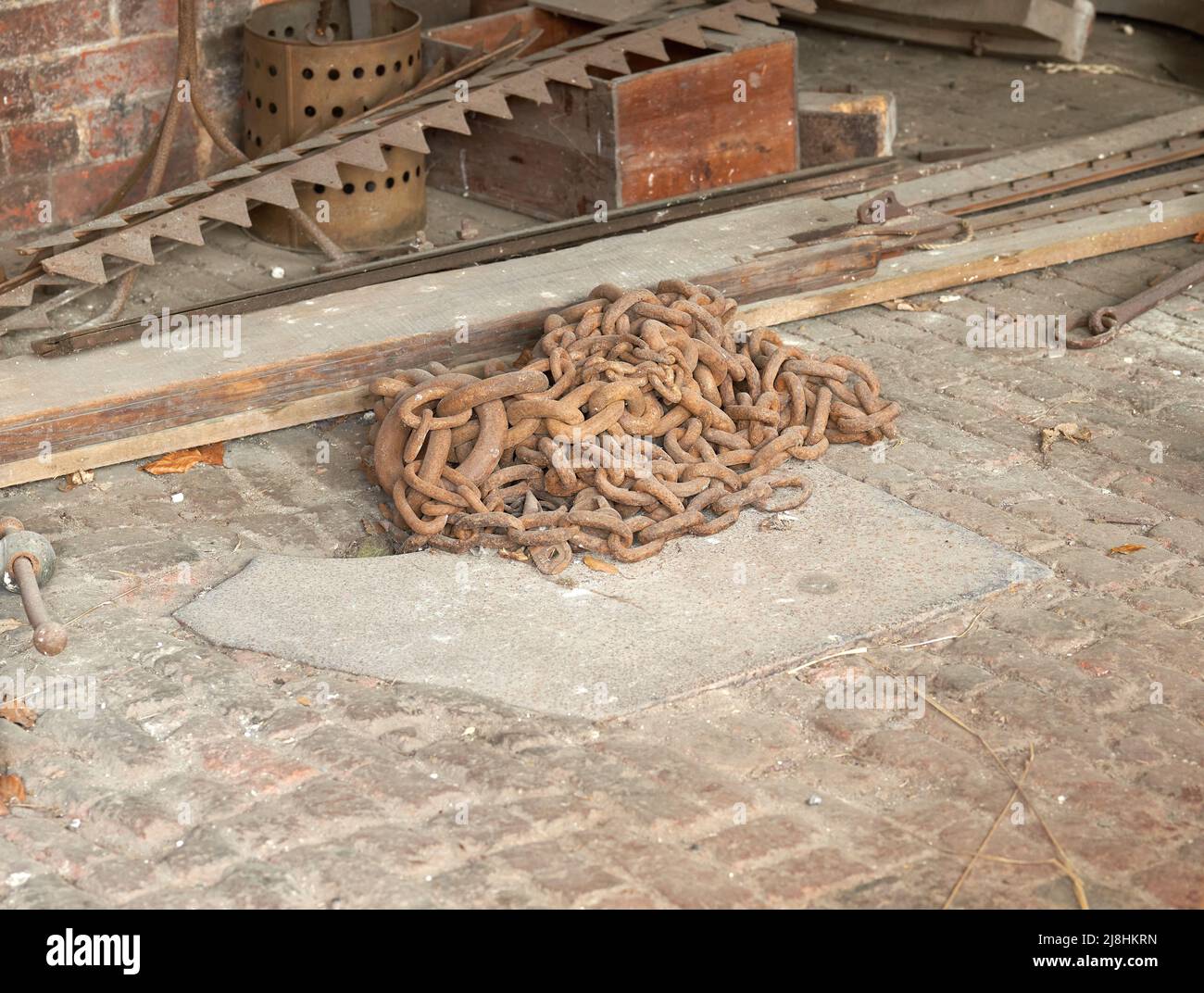 Heavy duty rusty chains hi-res stock photography and images - Alamy