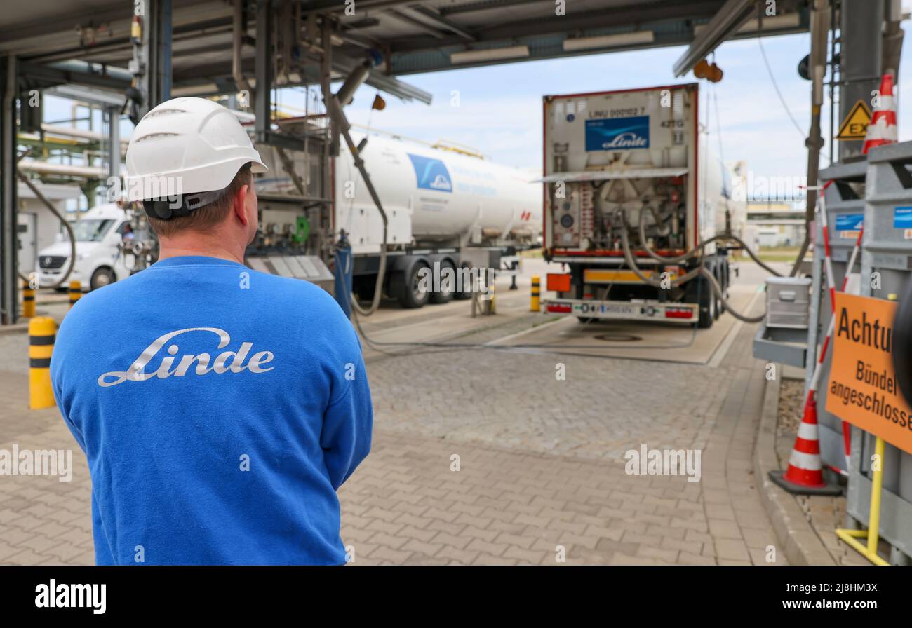 Leuna, Germany. 16th May, 2022. An employee monitors the filling of ...