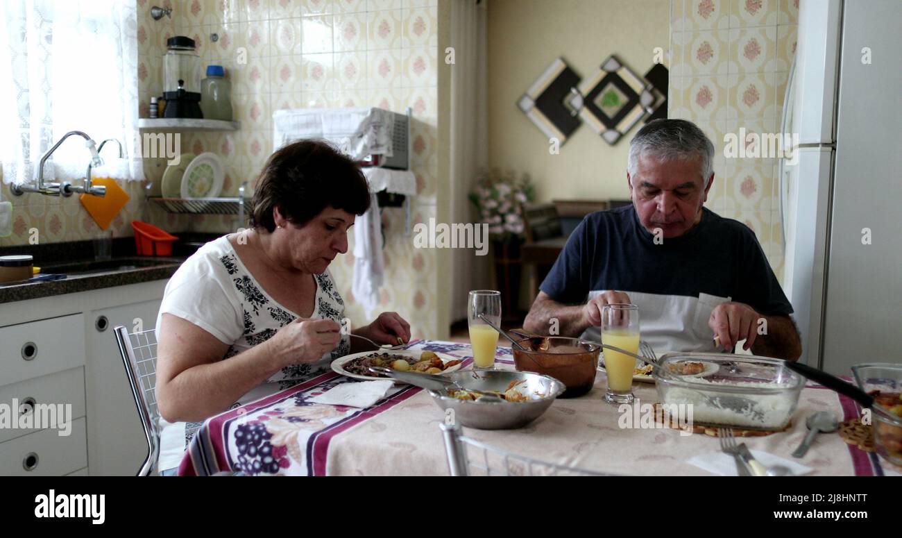 Seniors sitting home eating kitchen hi-res stock photography and images ...