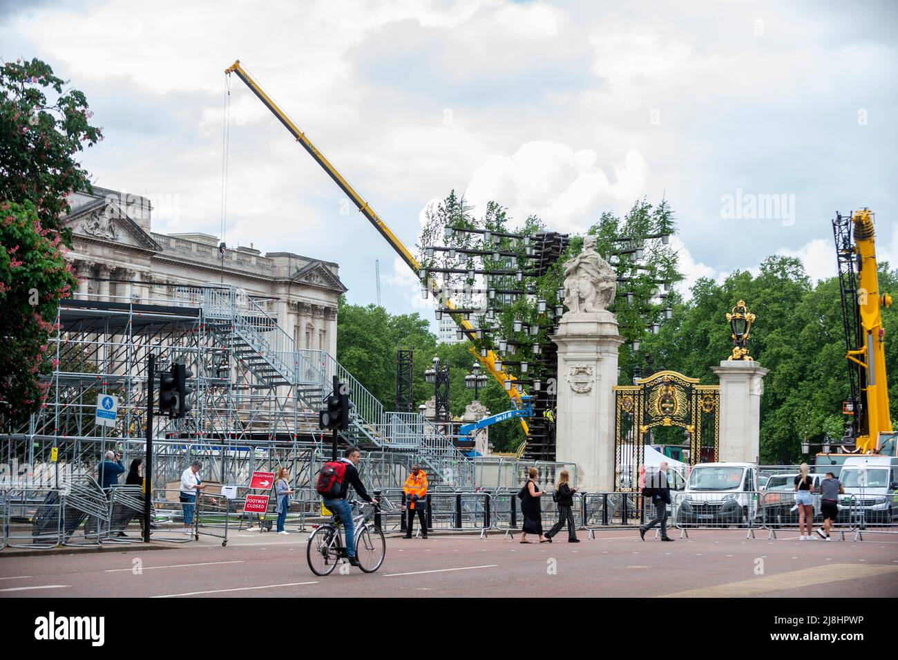 London, UK. 16 May 2022. Workers build a 21-metre “Tree of Trees ...