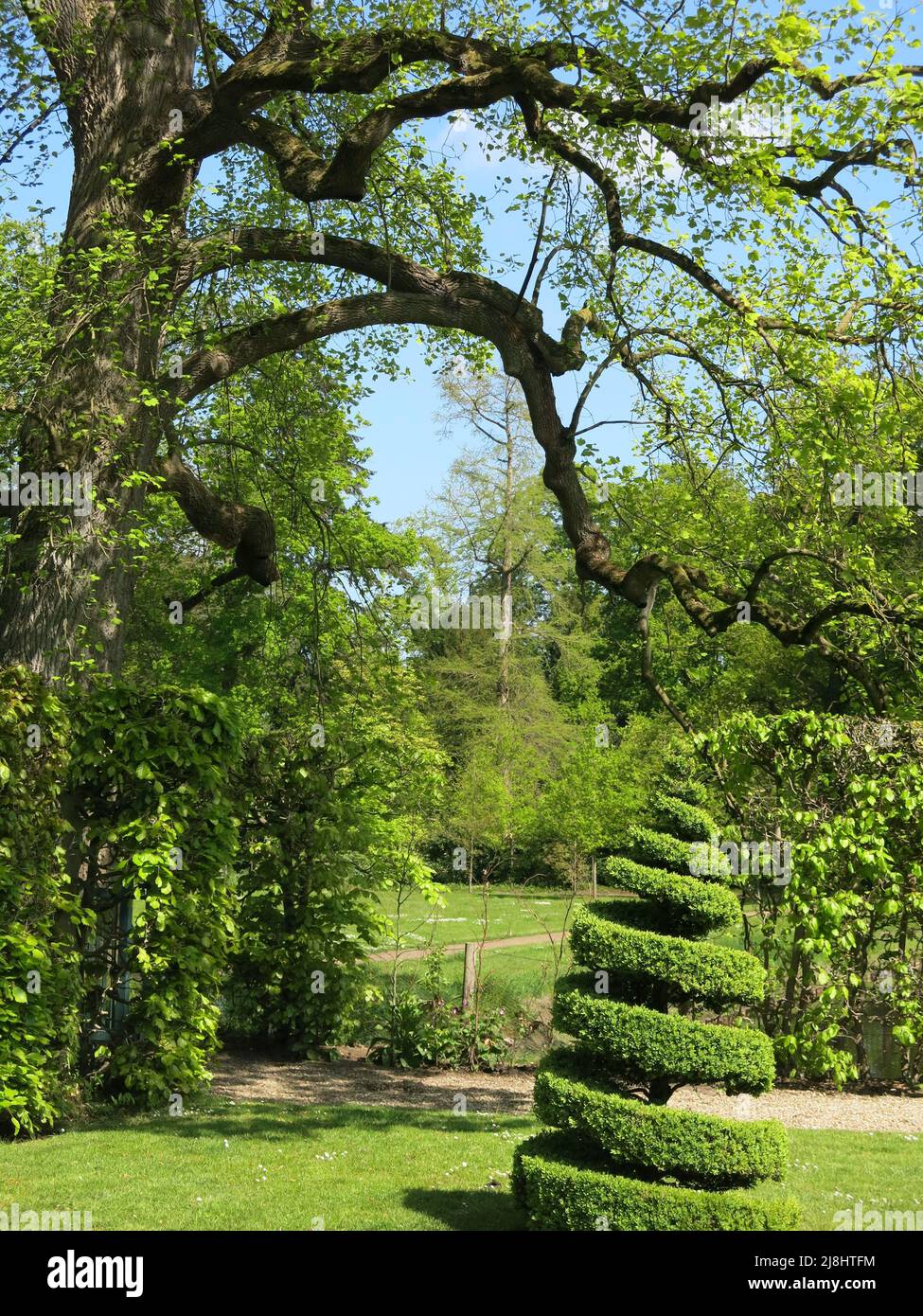 Dutch gardens to visit: topiary, trees, paths and parkland - features ...