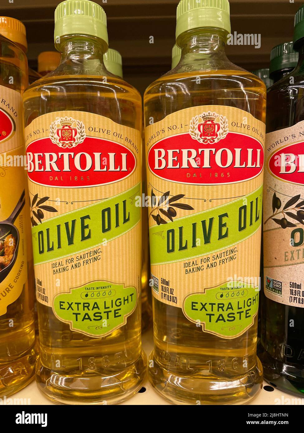 Olive oil grocery store hi-res stock photography and images - Alamy
