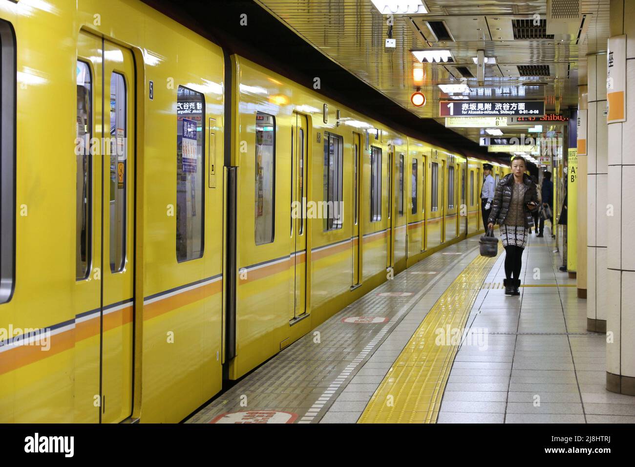 TOKYO, JAPAN - NOVEMBER 28, 2016: People ride Ginza Line train of Tokyo ...