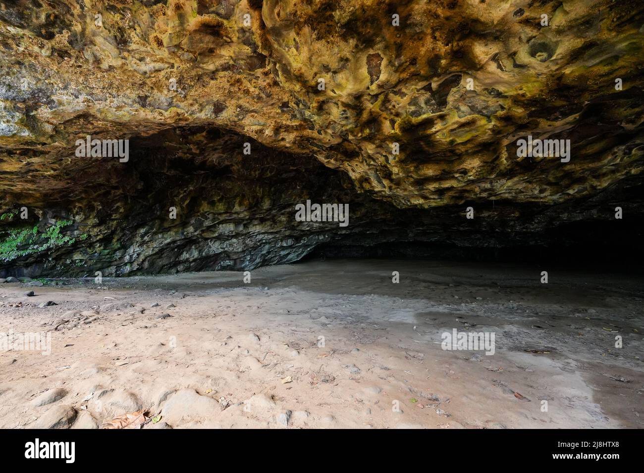 Maniniholo Dry Cave along the Kuhio Highway next to Haena Beach Park on ...
