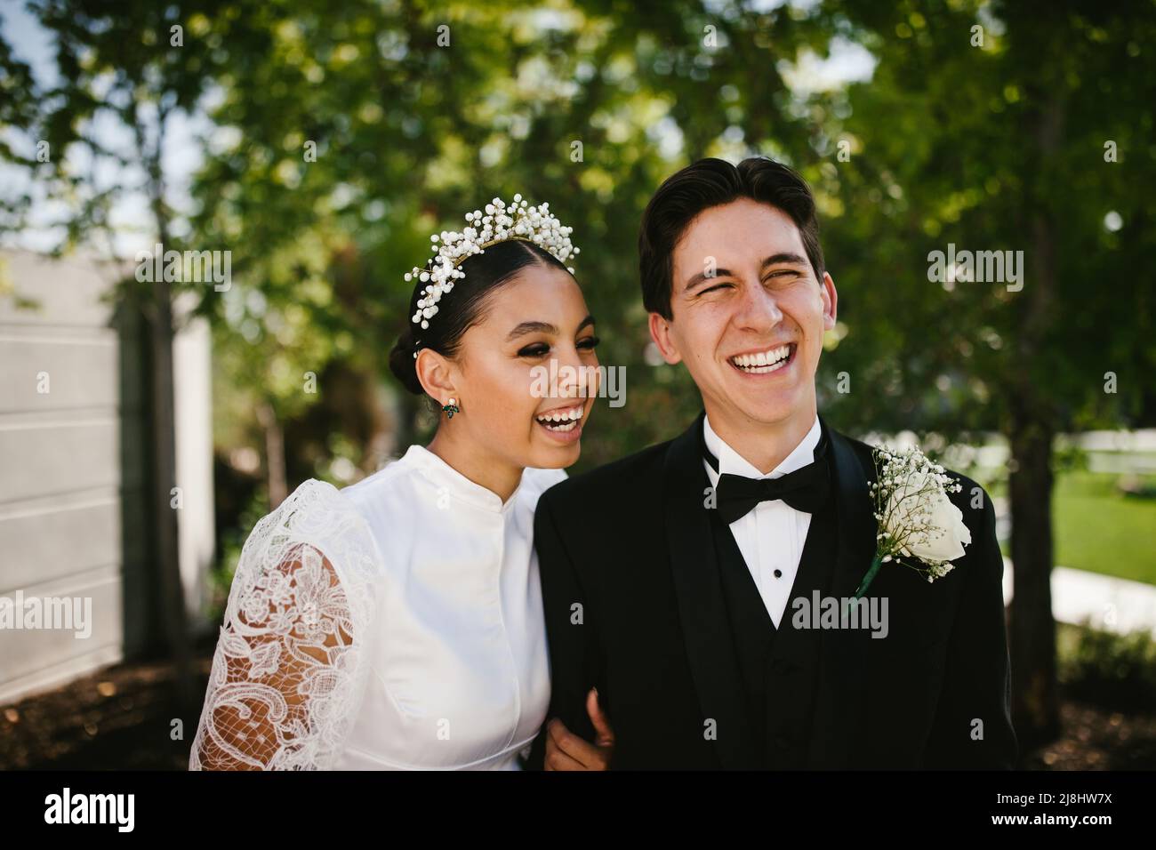 Wedding couple laughing hi-res stock photography and images - Alamy