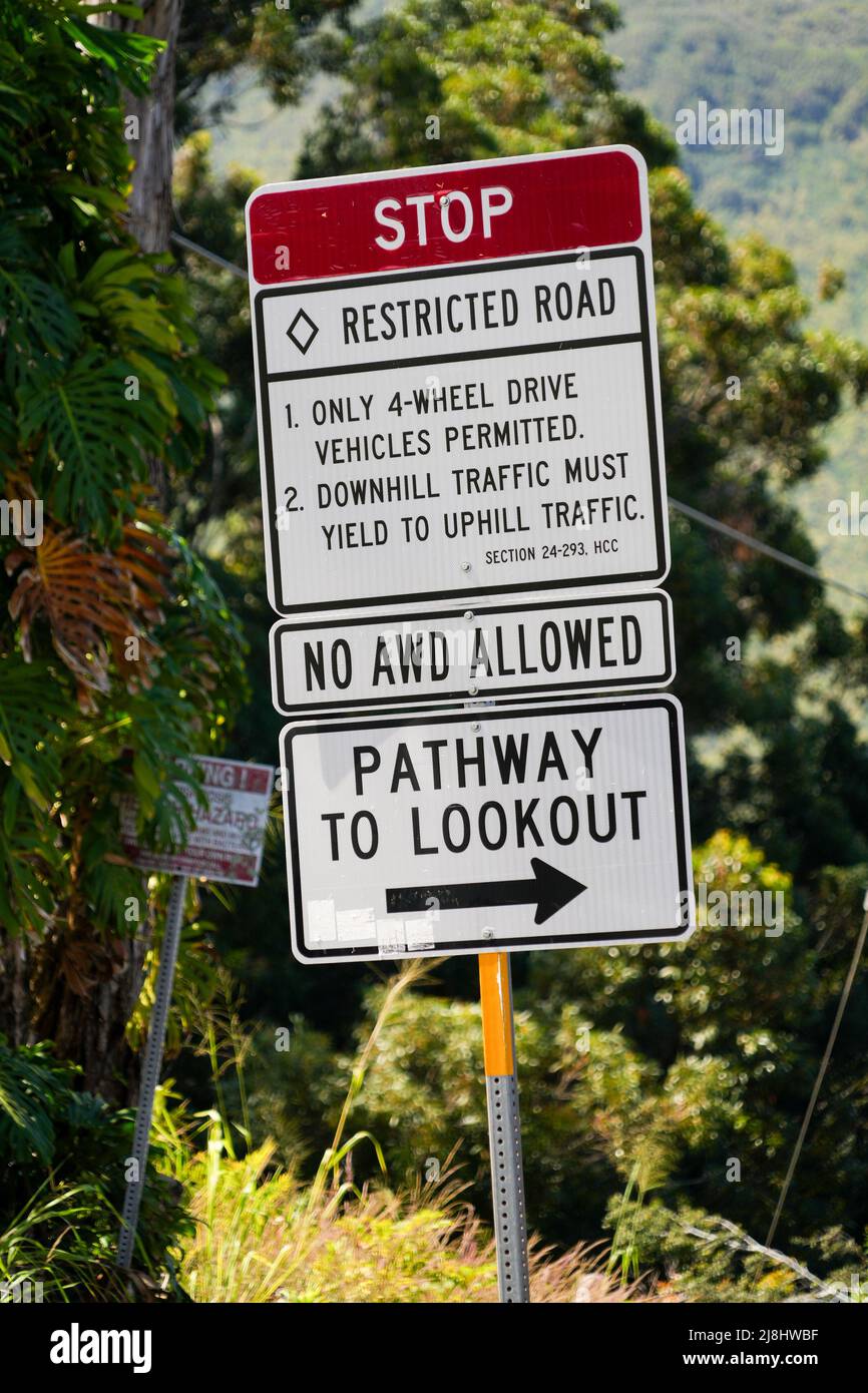 Restricting road sign at the entrance of the Waipi'o Valley in the ...