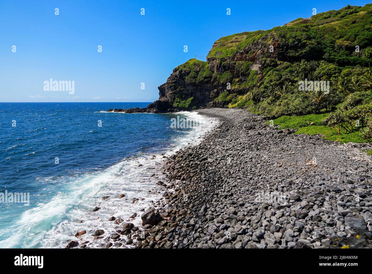 Rocky beach of Kalepa Gulch along the Piilani Highway in the southeast ...