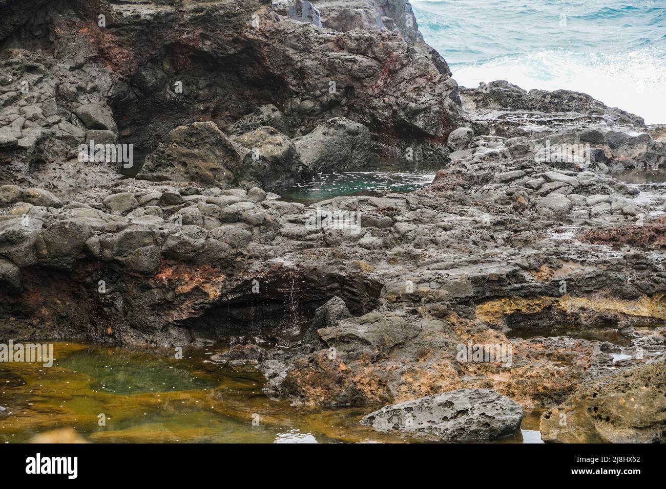 Olivine tide pools in the Pacific Ocean along the Kahekili Highway in ...