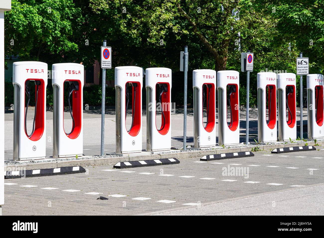 E charging stations hi-res stock photography and images - Alamy