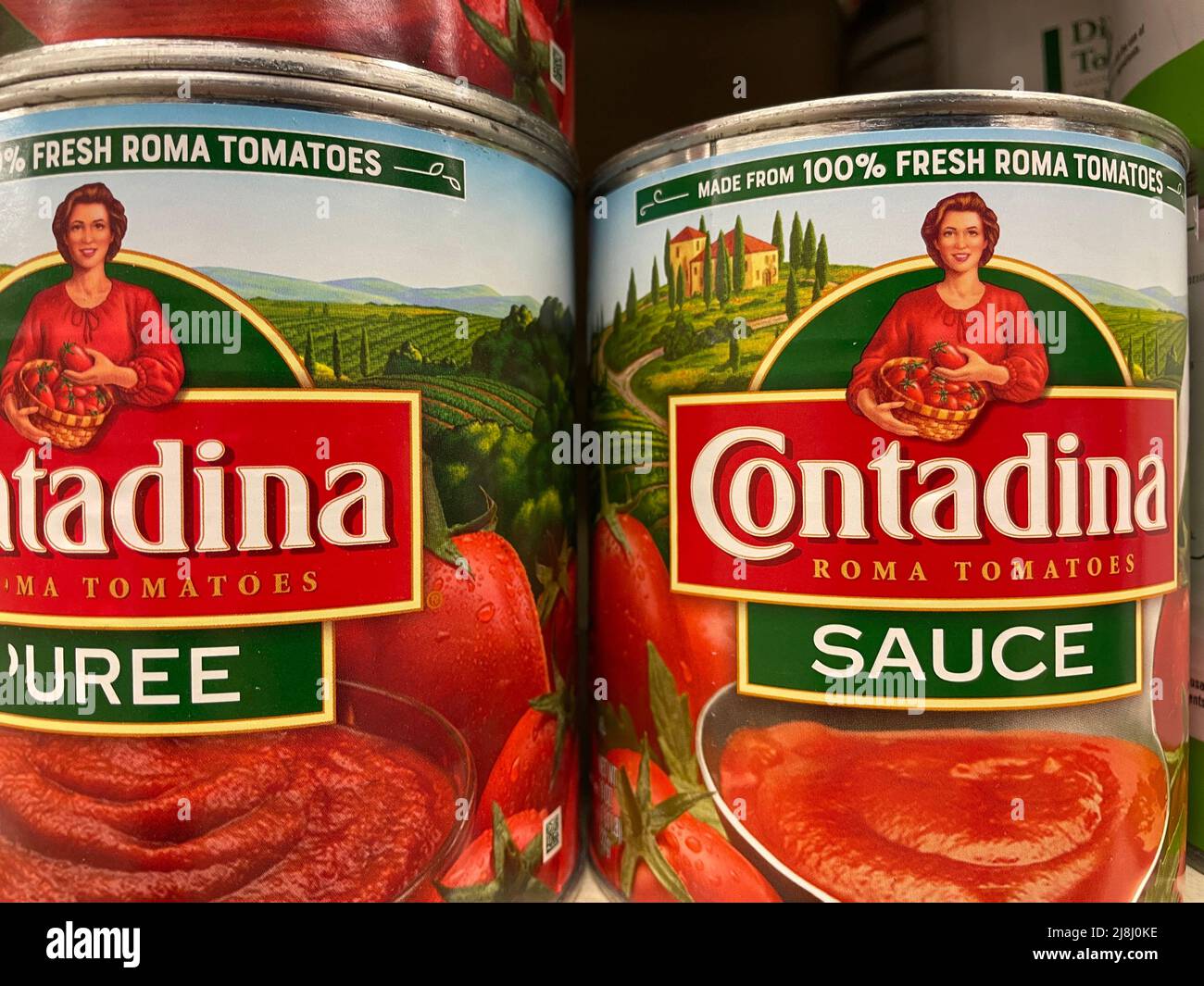 Pulled chicken in tomato sauce hi-res stock photography and images - Alamy