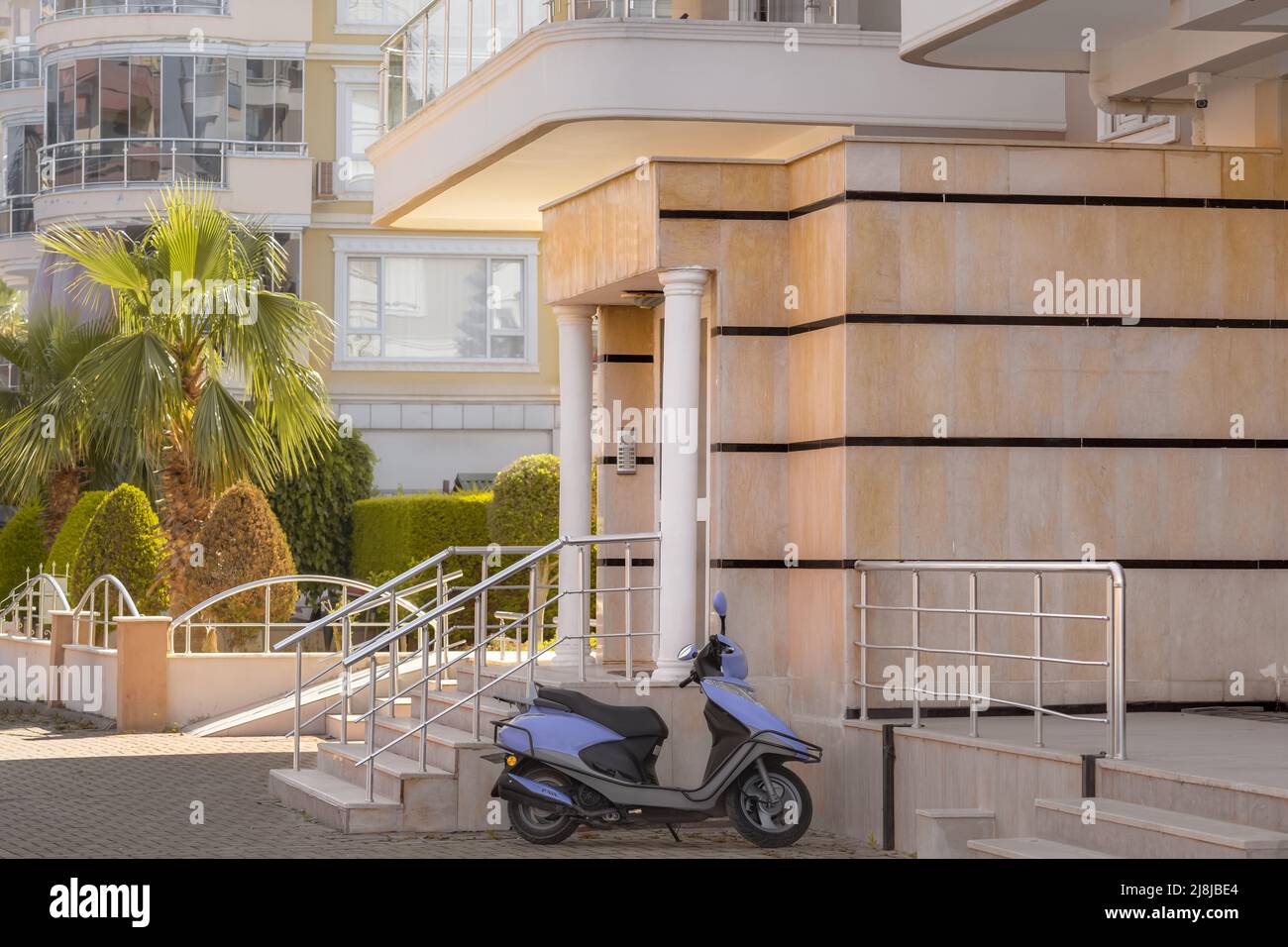 Residential multi storey building hi-res stock photography and images ...