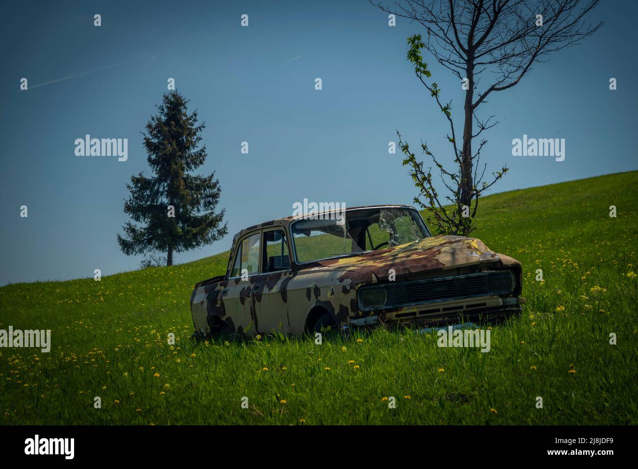Old broken car hi-res stock photography and images - Alamy