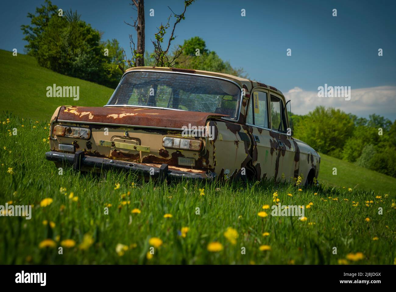 Old broken car hi-res stock photography and images - Alamy