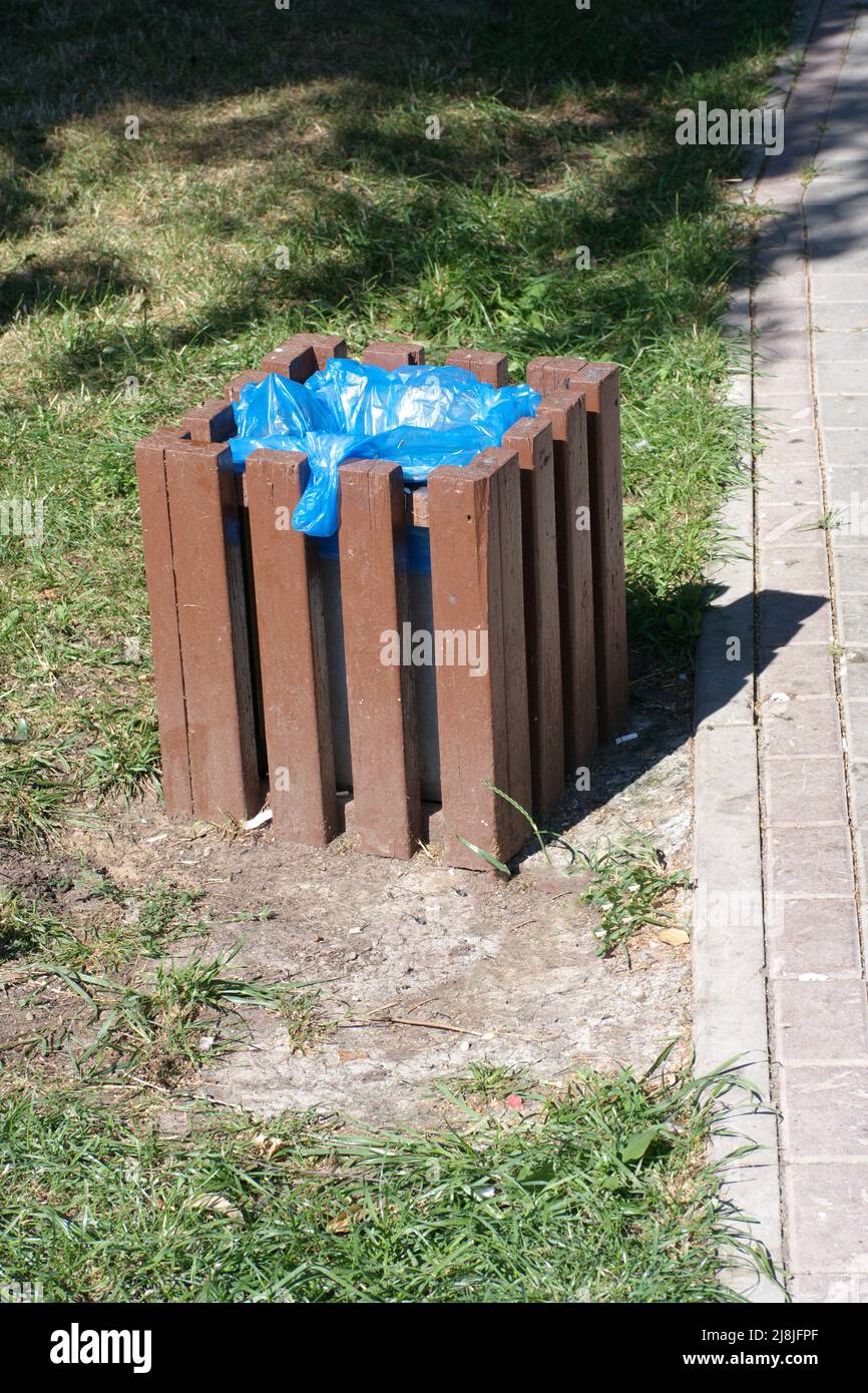 Dustbin in park hi-res stock photography and images - Alamy