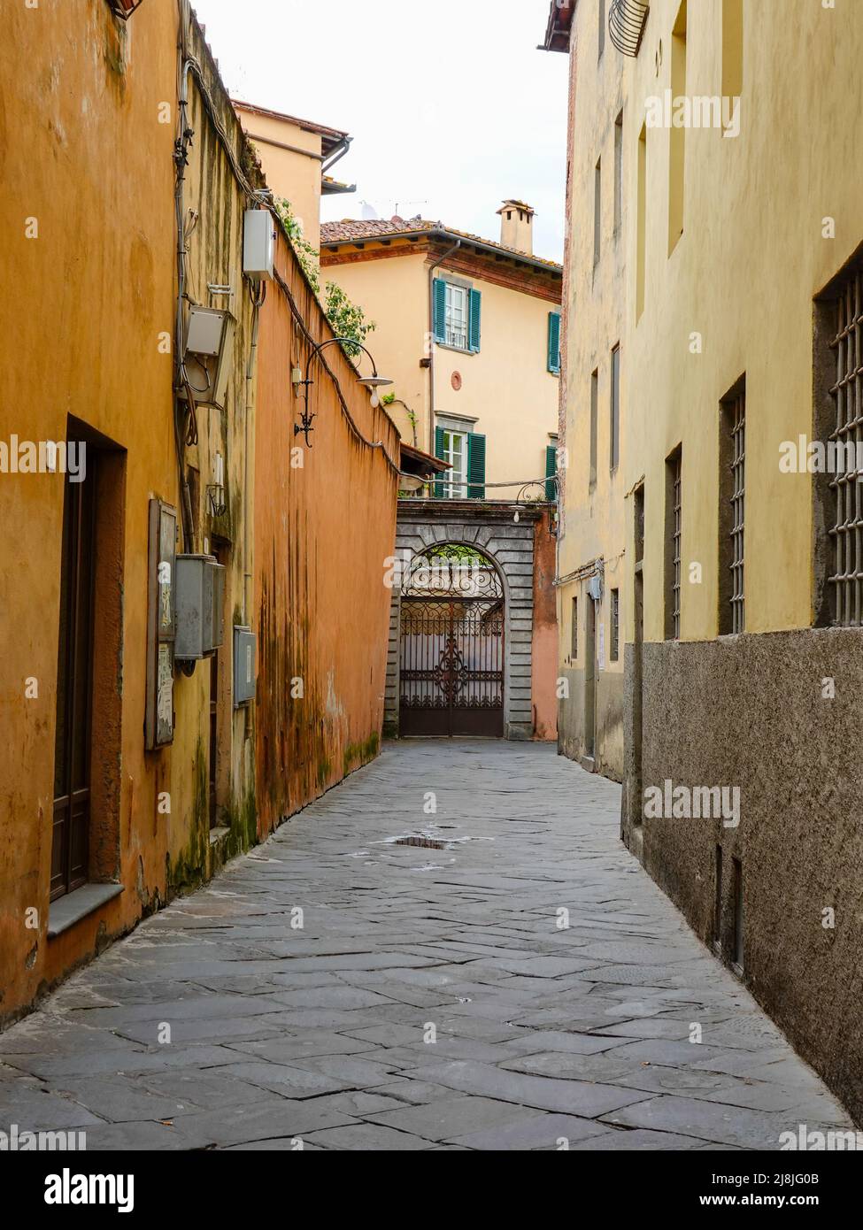 Alleyway with a dead end with typical residential architecture in ...